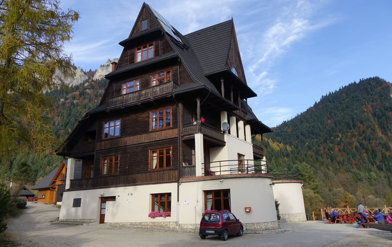 Schronisko PTTK Trzy Korony – położenie, dojazd, szlaki